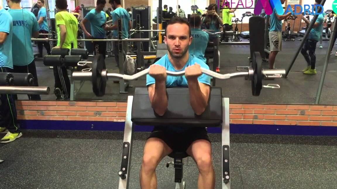 Curl de bíceps con barra Z en banco Scott: técnica correcta